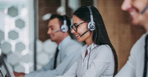 어떻게 도와 드릴까요 헤드폰을 쓴 아름다운 콜센터 직원들이 현대적인 사무실에서 일하고 있습니다 사진 Unsplash의 콜센터 이미지