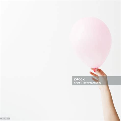 미니 멀 패션 및 뷰티 사진입니다 손 그림자 반사와 흰 벽 배경에 분홍색 풍선 들고 성 발렌타인의 날 또는 생일의 개념 2 월 14 일 2월에 대한 스톡 사진 및 기타