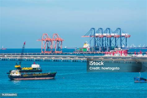 물류 수출 터미널 제어에서 엔지니어링 운송 크레인 창고 창고화물 배경 컨테이너 야드 로딩 부두 항구 항구 물류 바다 풍경 운송 포털 개념 0명에 대한 스톡 사진 및 기타