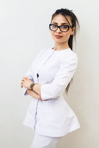 크로스 팔 의료 직업 및 의학 개념 흰색 고립 된 배경 위에 흰색 코트에서 여성 의사 미소 백인종에 대한 스톡 사진 및 기타 이미지 Istock