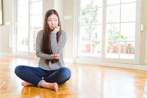 아름 다운 아시아 여자 앉아 맨발로 바닥에 집에서 찾고 스트레스와 긴장 에 손을 물고 손톱 불안 문제 가정 생활에 대한 스톡 사진 및 기타 이미지 Istock