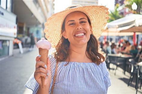 휴일에 여름의 화창한 날에 테네리페의 거리를 걷는 아이스크림 콘을 먹는 젊은 아름다운 여성 갈색 머리에 대한 스톡 사진 및 기타 이미지 갈색 머리 거리 공휴일