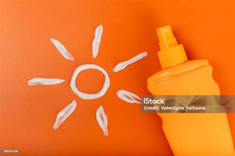 배경에 자외선 차단제 Spf 크림 자외선 차단 자외선 차단 여름 휴식과 휴가의 개념 여름 분위기 디자인 모형 쇼핑 컨셉 건강한 생활방식에 대한 스톡 사진 및 기타 이미지