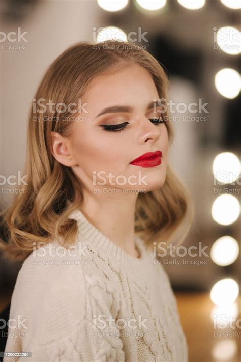 메이크업 후 뷰티 스튜디오에서 매력적인 젊은 아가씨 빨간 립스틱과 아름다운 여자 금발 머리에 대한 스톡 사진 및 기타 이미지