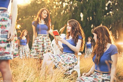 배경 화면 나무 사람들 초상화 일몰 갈색 머리의 빨간 잔디 다리 독서 초현실적 인 녹색 푸른 의자 태양 시각 여름 피크닉 주변의 호밀