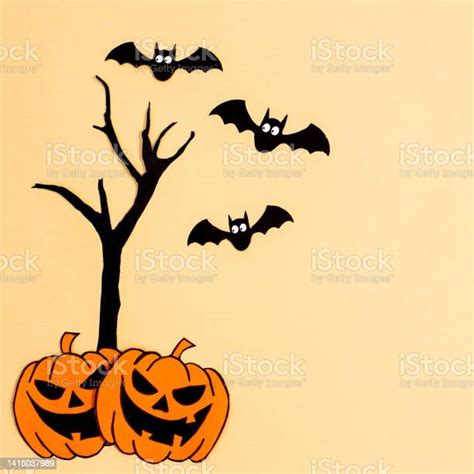 베이지 색 배경에 나무와 박쥐가있는 할로윈 호박 크리에이티브 복사 공간 가을 휴일 10월에 대한 스톡 사진 및 기타 이미지 10월 가을 개념 Istock