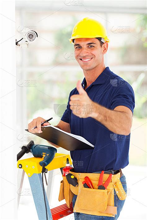 闭路电视摄像师竖起大拇指