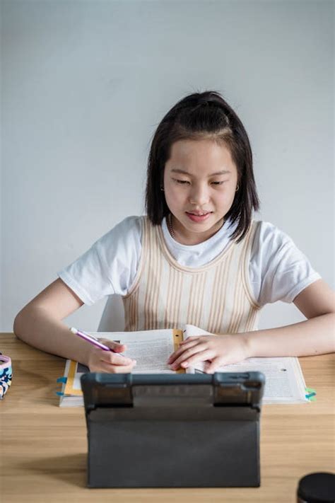 가상 학교 가정 생활 가정 학습 공부하는 공책 교육 기술 노트북 대화형 학습 디지털 태블릿 소녀 수직 쐈어