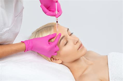 미용사는 아름다운 여성의 얼굴에 주름 주사를 젊어지게합니다 뷰티 살롱에서 여성 미용 실약 18 19세에 대한 스톡 사진 및 기타 이미지 Istock