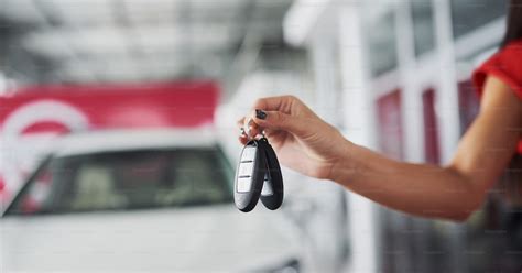 웃는 자동차 세일즈맨이 새 자동차 열쇠 대리점 및 판매 개념을 넘겨줍니다 행복한 소녀 구매자 사진 Unsplash의 수송 이미지