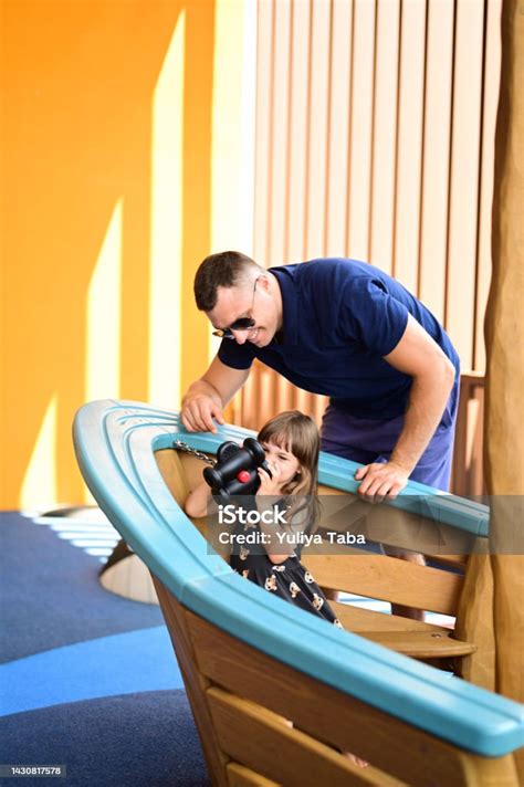 놀이터에서 놀고있는 아빠와 딸 놀이 공원에서 보트에서 즐거운 어린 소녀가있는 아버지 아버지와 딸이 놀이터에서 함께 시간을 보냅니다 교습에 대한 스톡 사진 및 기타 이미지