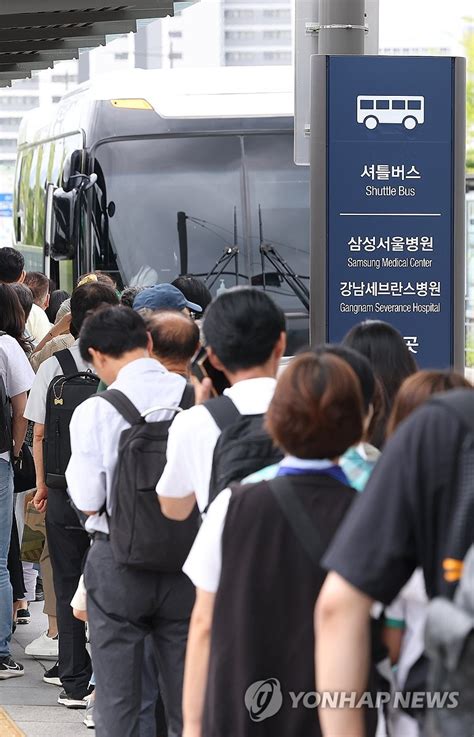 병원 셔틀버스 기다리는 내원객들 연합뉴스