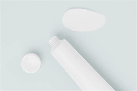 크림과 파란색 고립 된 배경에 번진 열린 흰색 모형 튜브의 클로즈업 미용 제품의 개념 얼굴 피부 관리 보습 복원 및 스무딩 건강한 생활방식에 대한 스톡 사진 및 기타 이미지