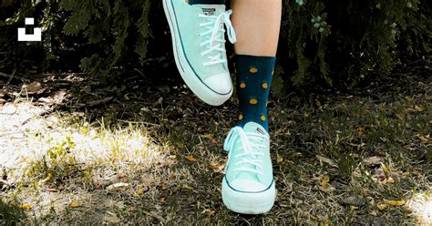 푸른 민소매 드레스와 푸른 잔디에 앉아 있는 하얀 신발을 신은 여자 사진 Unsplash의 무료 마드리드 이미지