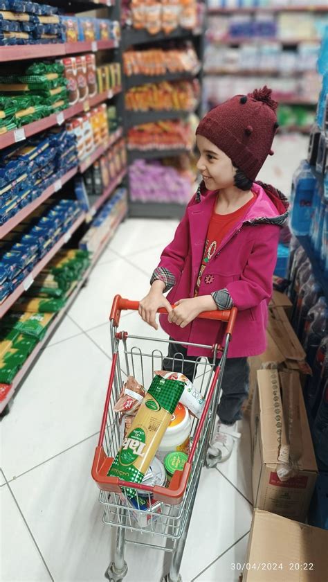 من و آیناز و خرید از افق کوروش با سبد خرید سایز خودش حس خوبی داره براش و جذاب Arash Parsaee