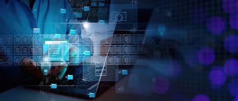 Erp 문서 관리 개념 가상 화면과 사무실 흐림 배경에 아이콘이있는 스마트 폰 및 랩톱 컴퓨터로 작업하는 사업가 순서에 대한 스톡 사진 및 기타 이미지 Istock