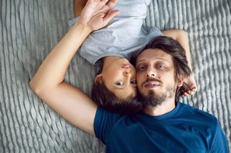 Pai Lê Um Livro Deitado Em Uma Cama Branca Para Seu Filho Antes De Ir