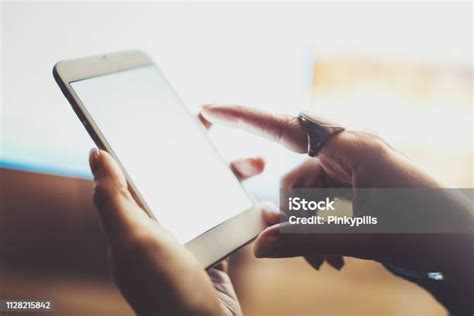 밤 대기 시에 화면 스마트폰에 손가락을만 지는 여자 여성 손 문자 메시지 휴대 전화입니다 배경 흐리게에 근접 촬영 플레어 Bokeh 효과 가리키기에 대한 스톡 사진 및 기타