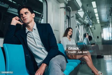한밤중에 지하철에서 일하기 위해 전화를 사용하는 사업가 가상현실에 대한 스톡 사진 및 기타 이미지 가상현실 연결 일함 Istock
