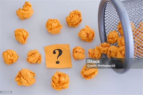 노란 구겨진된 종이 공 및 물음표 쓰레기 밖으로 압 연 수 있습니다 0명에 대한 스톡 사진 및 기타 이미지 0명 개념 교육 Istock