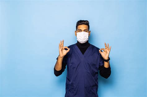 잘 생긴 성숙한 남자 의사 와 괜찮은 제스처 포즈 고립 된 위에 파란 벽 배경 건강관리와 의술에 대한 스톡 사진 및 기타 이미지 건강관리와 의술 병원 사람들 Istock