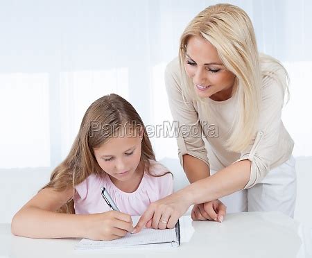 Mutter Hilft Ihrer Tochter Bei Den Hausaufgaben Stock Photo Bildagentur Panthermedia