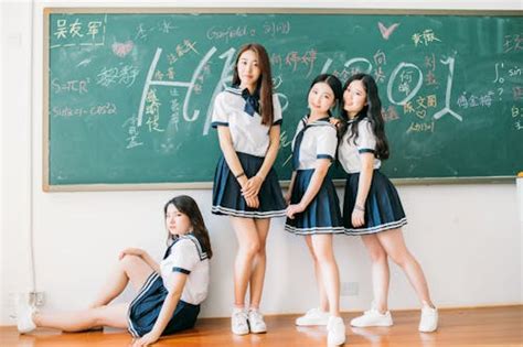 손 표시를 하 고 교복을 입고 네 여자의 사진 · 무료 스톡 사진