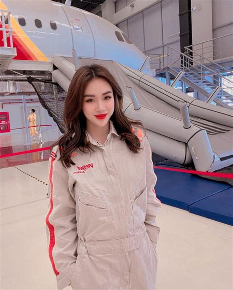 Cô gái xinh đẹp bỏ ngân hàng làm tiếp viên hàng không Từng bị gạ đi tour giá 10 000 đô làm