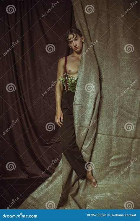 Ein H Bscher Halb Nackter Junger Mann Versteckt Sich Hinter Einem Stoff