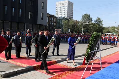 Хэлмэгдэгсдийн хөшөөнд цэцэг өргөж хүндэтгэл үзүүлэв