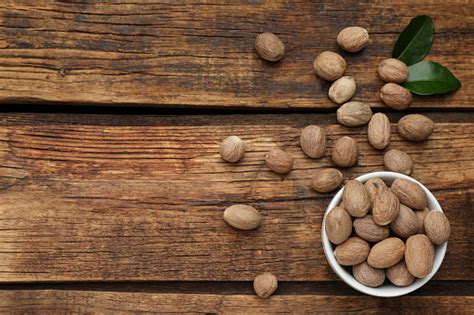 나무 테이블에 흩어져있는 육두구 씨앗과 그릇 평평하게 누워 있습니다 텍스트를 위한 공간 0명에 대한 스톡 사진 및 기타 이미지 0명 갈색 건강한 생활방식 Istock