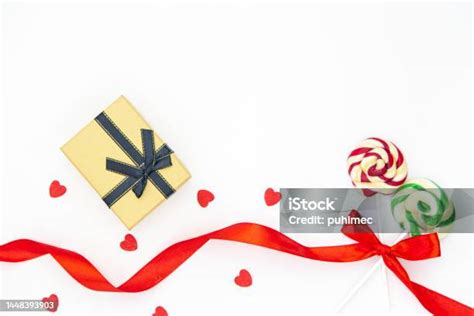 활과 선물 상자에 빨간 리본으로 묶인 두 개의 아름다운 막대 사탕이 격리되어 있습니다 0명에 대한 스톡 사진 및 기타 이미지