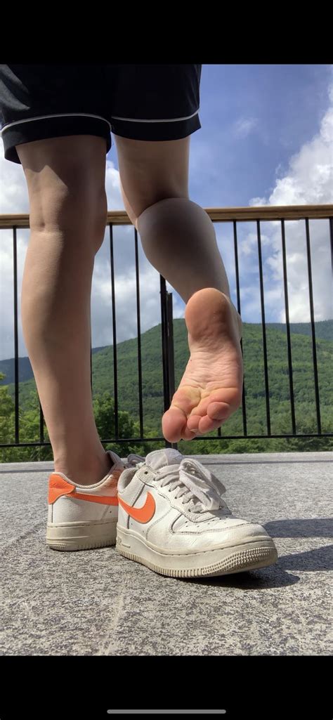 Who Wants A Sniff Of My Sweaty Sneaker Feet💦 Dms And Pms Open R Feetpics
