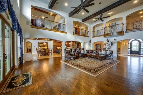 A Stunning Estate On A Picturesque 15 Acre Waterfront Lot In Texas