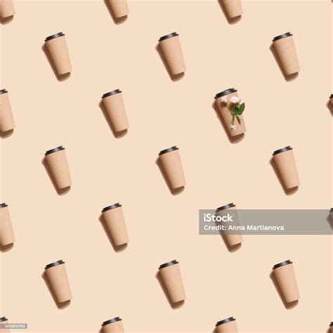 베이지 색 배경에 재사용 가능한 에코 커피 또는 차 컵 패턴 지속 가능한 라이프 스타일 친환경 및 제로 폐기물 개념 플랫 레이 모의 0명에 대한 스톡 사진 및 기타 이미지