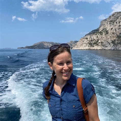 Lesli Hall Fora Travel