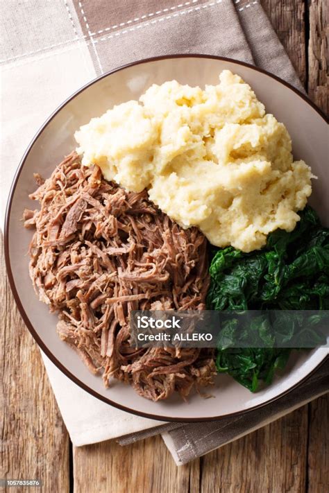 보츠와나 음식seswaa 옥수수 가루와 시금치 클로즈업에서 Sadza 쇠고기 조 림 수직 상단 보기 갈기갈기 찢어진에 대한 스톡 사진 및 기타 이미지 Istock