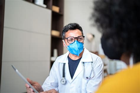 집에서 수석 환자를 방문하는 디지털 태블릿을 사용하는 의사 얼굴 마스크를 착용 2명에 대한 스톡 사진 및 기타 이미지 2명