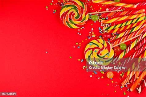 빨간색 배경에 화려한 사탕 롤리팝 맨 위 보기 공간을 복사합니다 0명에 대한 스톡 사진 및 기타 이미지 0명 감귤류 과일 과일 Istock