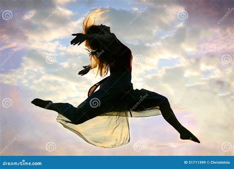 Femme Sautant Par Lair Image Stock Image Of Dame Actif 31711399