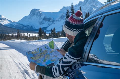 눈 덮인 산악 도로 여행에 내부자 차에서 도로지도를 보는 젊은 남자 20 29세에 대한 스톡 사진 및 기타 이미지 20 29