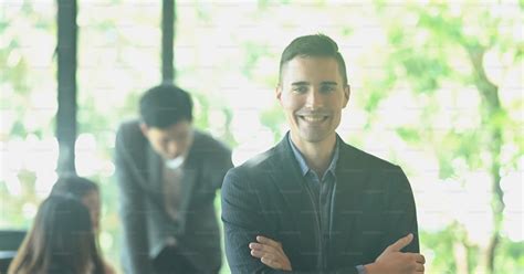 회의실에서 팔짱을 끼고 서 있는 성공적인 사업가 사진 Unsplash의 양복 이미지