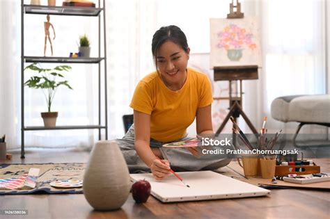 평화로운 여성 예술가가 오일 페인트로 캔버스에 그림을 그립니다 여가 활동 창조적 인 취미 및 예술 개념 25 29세에 대한 스톡 사진 및 기타 이미지 Istock