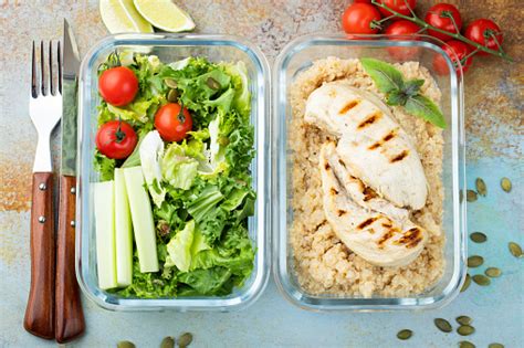 건강 한 식사 준비와 노아 닭 가슴살 그린 샐러드 오버 헤드 샷 컨테이너 최고의 볼 수 있습니다 평면 배치 0명에 대한 스톡