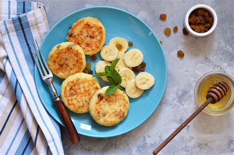 회색 콘크리트 배경에서 아침 식사를 위해 딸기와 꿀을 곁들인 치즈 케이크 위에서 볼 수 있습니다 0명에 대한 스톡 사진 및 기타 이미지 Istock