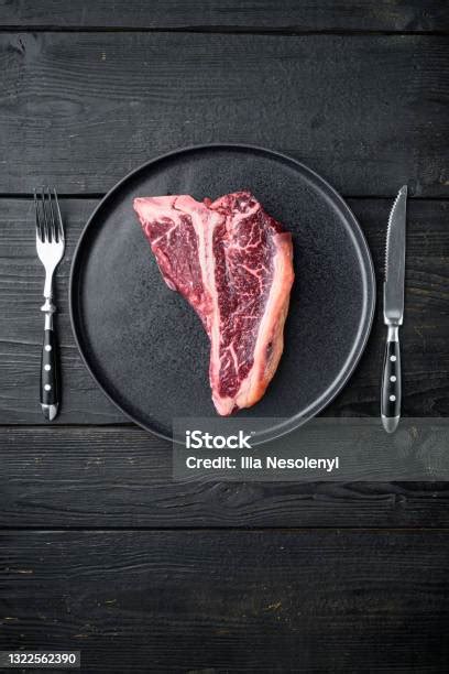 신선한 건조 숙성 쇠고기 T뼈 스테이크 접시에 검은 나무 테이블 배경에 상단 보기 평면 누워 텍스트복사 공간 건조한에 대한 스톡 사진 및 기타 이미지 Istock