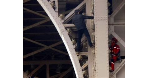 Предаде се мъжът който се покатери по Айфеловата кула и плашеше да се самоубие