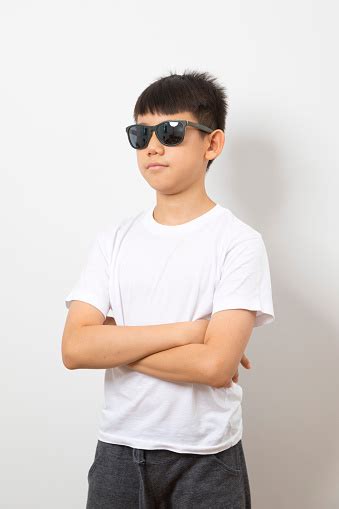 흰색 배경에 흰색 티셔츠와 선글라스를 가진 아시아 의 아이 소년 10 11세에 대한 스톡 사진 및 기타 이미지 10 11세 T 셔츠 감정 Istock