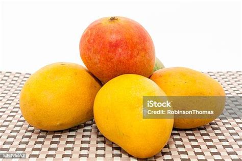 잘 익은 노란색 및 빨간색 채색기법 망고 과일 에 매트 배경기술 과일에 대한 스톡 사진 및 기타 이미지 과일 노랑 다이어트 Istock