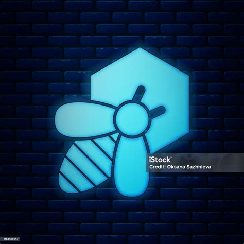 빛나는 네온 꿀벌과 벽돌 벽 배경에 고립 된 벌집 아이콘 꿀 세포 날개 기호가있는 꿀벌 또는 Api 비행 곤충입니다 달콤한 천연 식품 벡터 일러스트레이션 0명에 대한 스톡